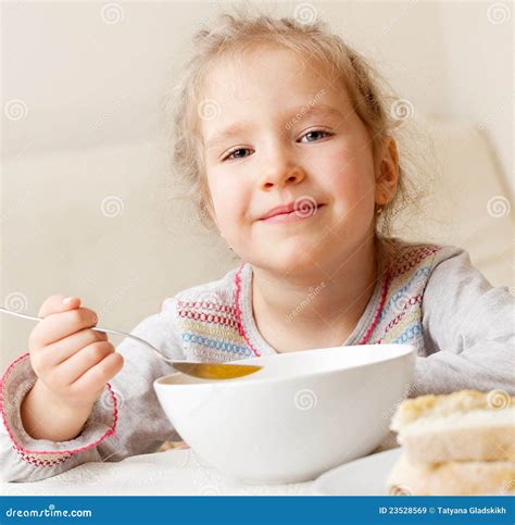 Meisje Dat Soep Eet Stock Afbeelding Image Of Smakelijk 23528569