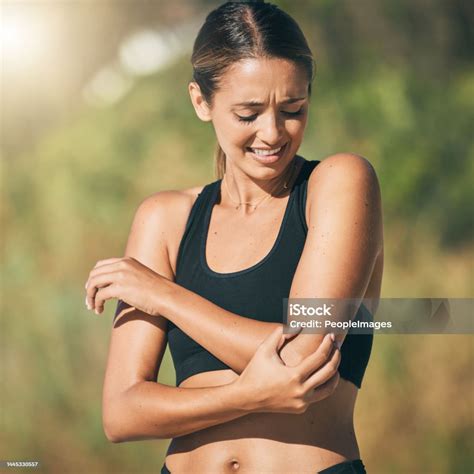 피트니스 여성 및 팔꿈치의 통증 부상 또는 스포츠 사고로 야외에서 관절통을 앓고있는 주자 근육의 고통스러운 부위 염증 또는 부러진 뼈를 불편하게 잡고 있는 운동 여성 경련에