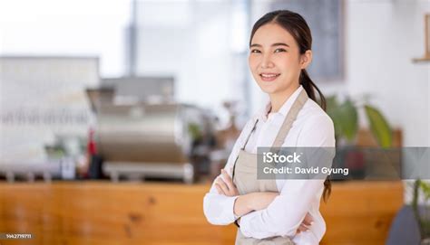 그녀의 사업에 서 있는 아름다운 미소 젊은 아시아 여성 기업가 중소기업 소유자의 초상화 검사 보기에 대한 스톡 사진 및 기타 이미지 검사 보기 경영자 계획 Istock