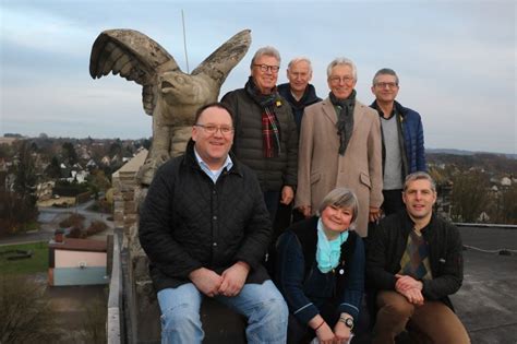 Falke Auf Dem Dach Der Waldorfschule Ist Wieder Wetterfest Lokale Nachrichten Aus Detmold Lzde