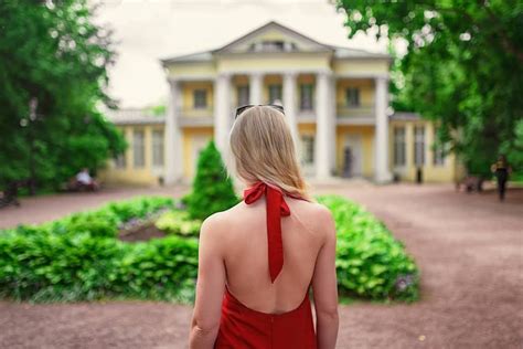 девушка стоит спиной Красный Замок