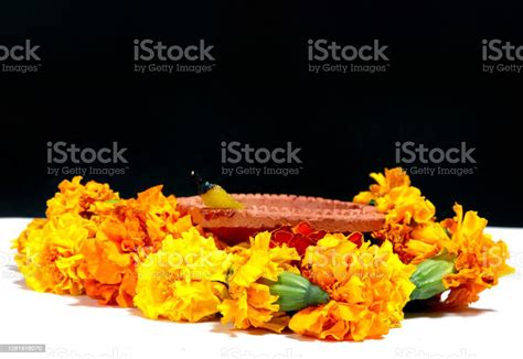 디왈리 디야 인도의 디파발리 디파왈리 의 축제 행사에 아름답게 장식된 오일 램프 0명에 대한 스톡 사진 및 기타 이미지 0명 개념 개념과 주제 Istock