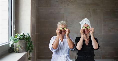 목욕 가운을 입은 행복한 노인 어머니와 집에서 실내에 있는 성인 딸 자기 관리 개념 사진 Unsplash의 노인 성인 이미지