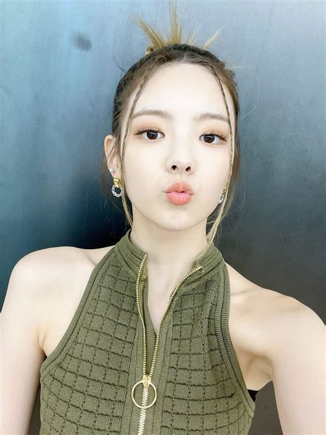 Itzy Lia Scrolller
