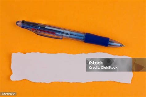 한 멀티 블루 색 투명 볼펜과 찢어진 종이 오렌지 종이의 배경에 흰색 빈 사각형 0명에 대한 스톡 사진 및 기타 이미지 0명 강철 고무 Istock