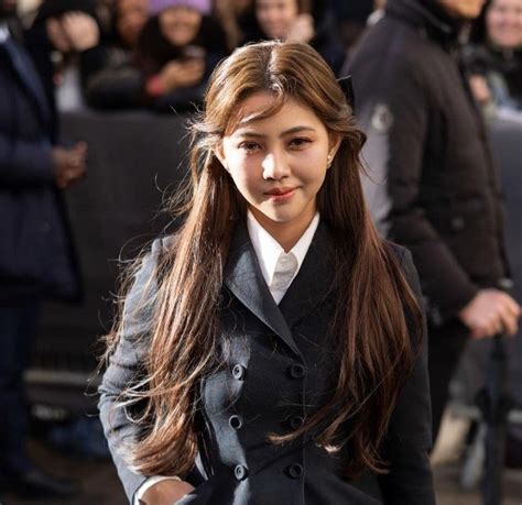 មិនធម្មតា ស៊ីន យូប៊ីន មានវត្តមាននៅកម្មវិធីទីក្រុងប៉ារីស ដែលចូលរួមដោយតារាល្បីៗជុំវិញពិភពលោក