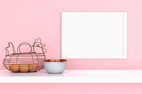 흰색 선반에 계란 바구니가있는 모형 그림 프레임의 3d 렌더링 그림 0명에 대한 스톡 사진 및 기타 이미지 0명 3차원