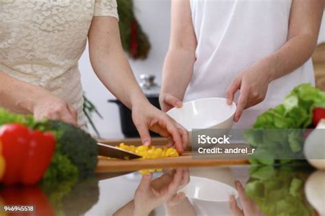부엌에서 요리 하는 인간의 손에의 근접 촬영 어머니와 딸 또는 두 여성 절단 피망 신선한 샐러드 건강 한 식사 채식 음식과 라이프 스타일 개념 가까운에 대한 스톡 사진 및