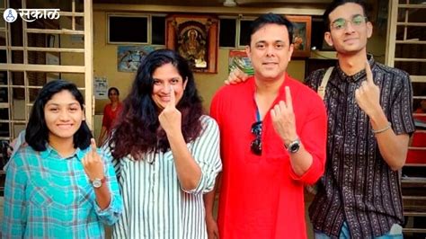 Sumeet Raghvan Birthday मुलांच शिक्षण मराठी मिडीयममध्येच सुमित राघवनने जपलंय मराठीपण Sakal