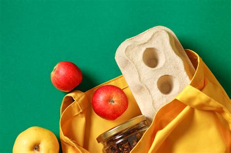 폐기물 제로와 환경 보호의 개념 패키지 무료 음식 쇼핑 유기농 과일이 있는 친환경 천연 가방 플라스틱 무료 항목입니다 재사용 감소 거부 맨 위 보기 0에 대한 스톡 사진 및