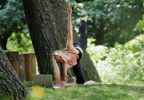 Caprice Bourret Streaming Her Online Yoga Classes From A Park In London