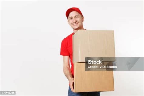 배달 젊은이 빨간색 유니폼에 흰색 배경에 고립 모자 티셔츠 남성 청바지 택배 또는 대리점 보유로 빈 골 판지 상자 수신 패키지입니다 광고에 대 한 공간을 복사 합니다 고용과