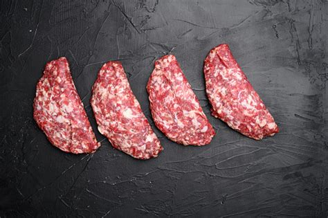 갈은 생 고기 패티 고기 패티 검은 어두운 돌 테이블 배경에 상단 보기 플랫 레이 가루로 빻은에 대한 스톡 사진 및 기타 이미지 가루로 빻은 검은색 검정색 배경