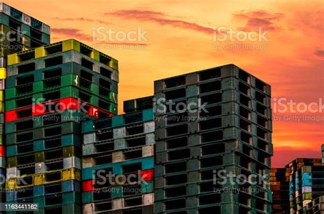 판매 및 임대 사업을위한 플라스틱 배송 팔레트 공장 창고에 쌓인 산업용 플라스틱 팔레트 화물 및 운송 비즈니스 개념 분배 및 납품을 위한 플라스틱 팔레트 더미 창고에 대한