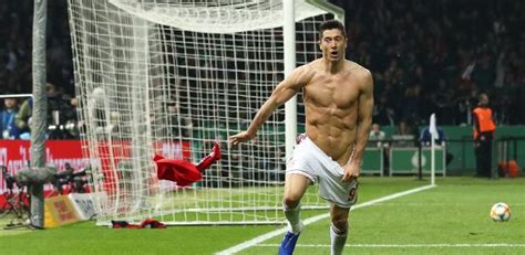 Lewandowski Se Empolga E Quase Faz Striptease Em Comemoração De Gol