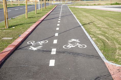 보행자와 자전거 라이더는 도시에서 표시 하는로와 거리 차선을 공유 거리에 대한 스톡 사진 및 기타 이미지 거리 건강한 생활