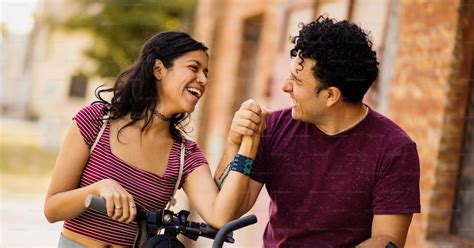 자전거와 전기 스쿠터를 탄 거리에 있는 젊은 커플 사진 Unsplash의 세르비아 이미지