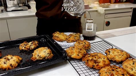 Sub Vlog 처음으로 우유식빵 만들고 르뱅쿠키까지 굽는 홈베이킹 중독 자취생 일상 브이로그 엽떡 로제떡볶이참치마요 주먹밥 김치나베우동 감자전 맥도날드