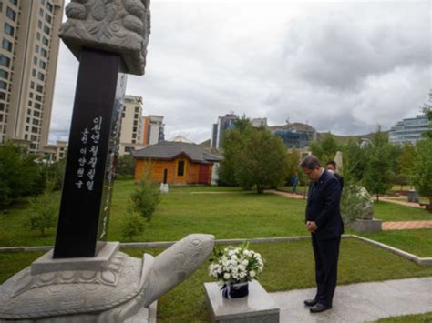 БНСУ ын Гадаад хэргийн сайд Пак Жин айлчлалынхаа эхэнд И Тэ Жүн эмчийн дурсгалд хүндэтгэл