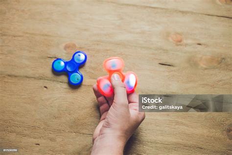 나무 배경 위에 손 회전자 또는 피 젯 회전자를 들고 남자 손 0명에 대한 스톡 사진 및 기타 이미지 0명 강철 노랑 Istock