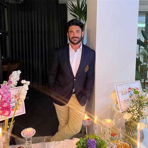 لباس پوشیده و جواهر دوز همسر محمدرضا گلزار در جشن عروسی چشم ها را خیره