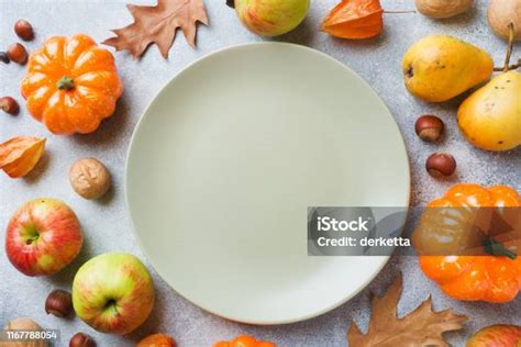 노란 잎 호박 사과 배와 견과류가있는 가을 배경 공간을 복사합니다 가을에 대한 스톡 사진 및 기타 이미지 가을 갈색 개념 Istock