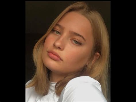 Imagine Having Her Lips Wrapped Around Your Cock Scrolller
