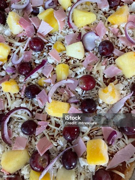 조리되지 않은 수제 피자 재료 냉동 파인애플 덩어리 햄 포도 강판 모짜렐라 치즈 붉은 양파 조각 토핑 풍부한 토마토 소스 높은