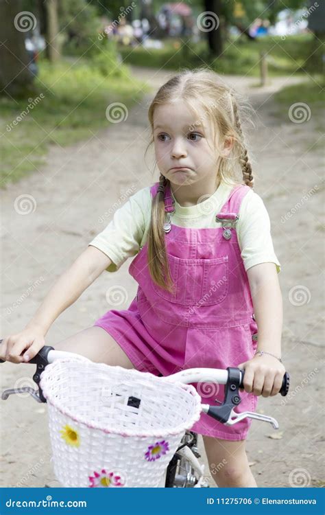 Junges M Dchen Auf Dem Fahrrad Stockfoto Bild Von Feiertage Bild