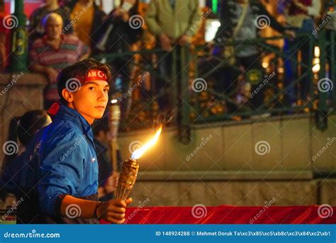 19 De Mayo De 2019 Eskisehir Turqua Antorcha Joven Del Fuego De Tenencia Del Muchacho Que