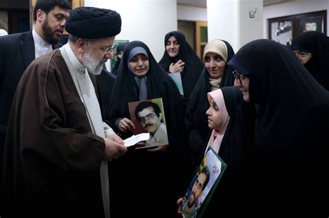 آخرین حضور ابراهیم رئیسی در جمع خانواده شهدا عکس