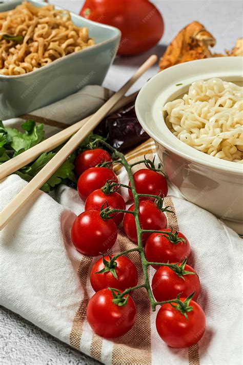 Fideos Con Verduras Comida Oriental Típica Foto Premium