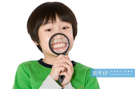 小男孩用放大镜 蓝牛仔影像 中国原创广告影像素材