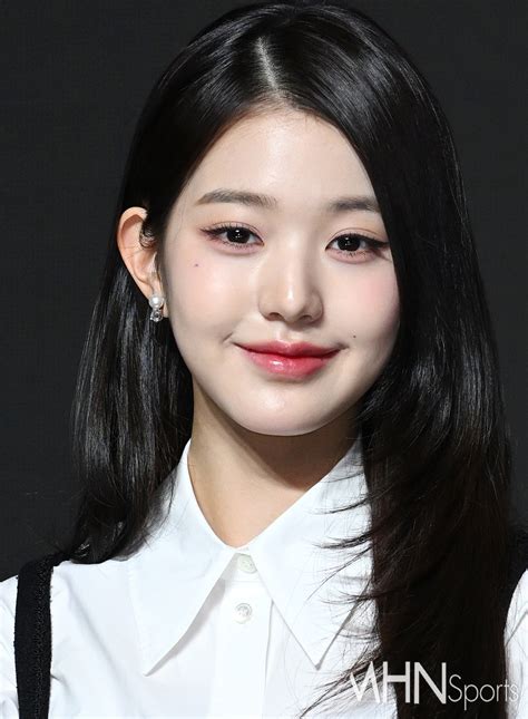 아이브 장원영 예쁘다 기사 사진도 화보로 만드는 요정 미모 [이현지의 타임]