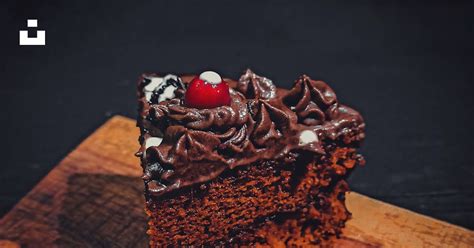 위에 체리가 들어간 초콜릿 케이크 사진 Unsplash의 무료 뭉겔리 이미지