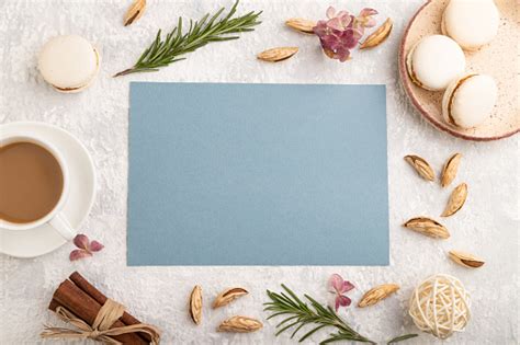 회색 콘크리트 배경에 커피 아몬드 마카롱 한 잔과 파란색 종이 시트 모형 빈 명함 상단 보기 평면 평지 정물 0명에 대한 스톡