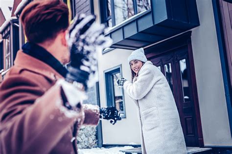 그의 사랑 스러운 여자 친구에 눈 뭉치를 던지는 검은 머리 남자 낮은 카메라 각도에 대한 스톡 사진 및 기타 이미지 낮은 카메라 각도 눈뭉치 2명 Istock