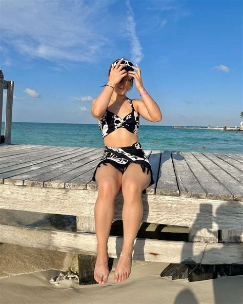Alana Flores R Piesfamosas