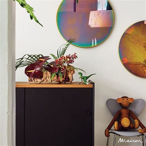 Maison Korea — 공간 한 켠 놓여져 있는 서랍장이나 장식장 위에 자연스러운 질감의 고재 오브제를 활용하여