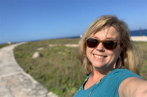she wrote an escape plan to quit her job and move to an island now