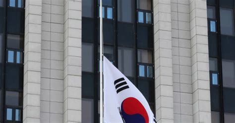 [포토]정부서울청사 조기 게양