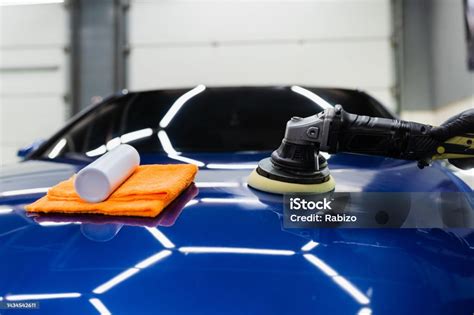 스크래치를 제거하기 위해 궤도 광택기로 연마하는 연마 페이스트 자동차 자동차에 대한 최종 연마를 만드는 세부 자동차 서비스의