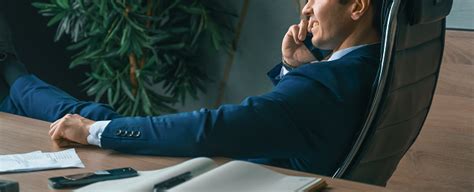 손에 휴대 전화를 가진 정장을 입은 사업가 소셜 넷을 사용하여 메시지를 입력하는 남자 뉴스 확인 비즈니스 미팅 만들기 현대적인 사무실 일반 관리자 Ceo 파트너에게 전화하기