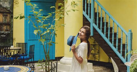 빈티지 도시 카페에서 행복 하 고 아름 다운 여자 사진 Unsplash의 쿠바 이미지