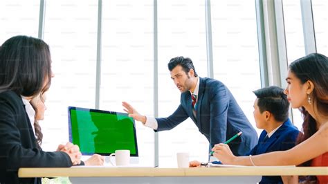 사무실 테이블에 녹색 스크린 크로마 키 Tv 또는 컴퓨터가 있는 회의실의 비즈니스 사람들 화상 회의에서 만나는 사업가와 사업가의 다양한 그룹 사진 Unsplash의