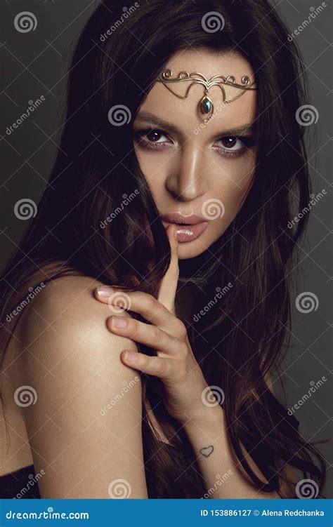 Sch Nes M Dchen Im Ethnischen Schmuck Studio Photoshoot Mit Goldener Tiara Bild Stockbild