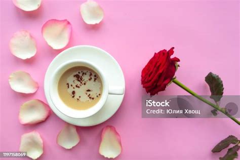 분홍색 배경에 커피 컵과 빨간 장미와 플랫 누워 사진 발렌타인 데이 또는 결혼식 인사말 카드 러브 컨셉 0명에 대한 스톡 사진 및 기타 이미지 Istock