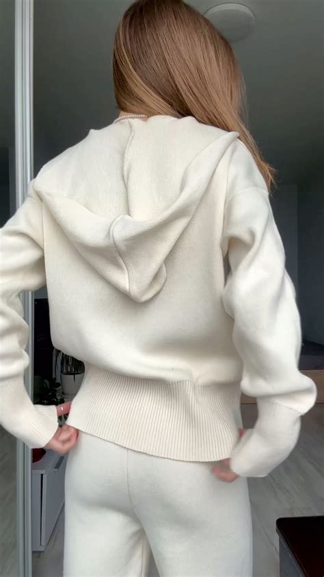 Жіночий одяг • Костюми • Пальто • Сукні Зручні гарні костюмчики у наявності у різних кольорах