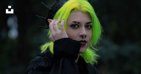 녹색 머리를 가진 여자 사진 Unsplash의 무료 검정 이미지