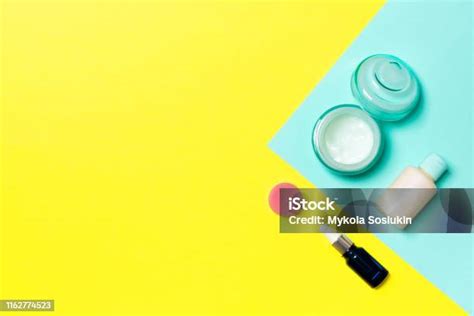 노란색과 파란색 배경에 화장품 에 대한 다른 화장품 병 과 컨테이너의 상단보기 복사 공간이 있는 플랫 레이 컴포지션 0명에 대한 스톡 사진 및 기타 이미지 Istock